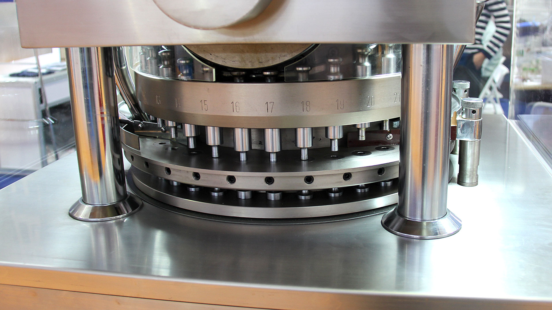 Presse à comprimés Rotary www.Minipress.ru Moscou phone +74953643808 ...